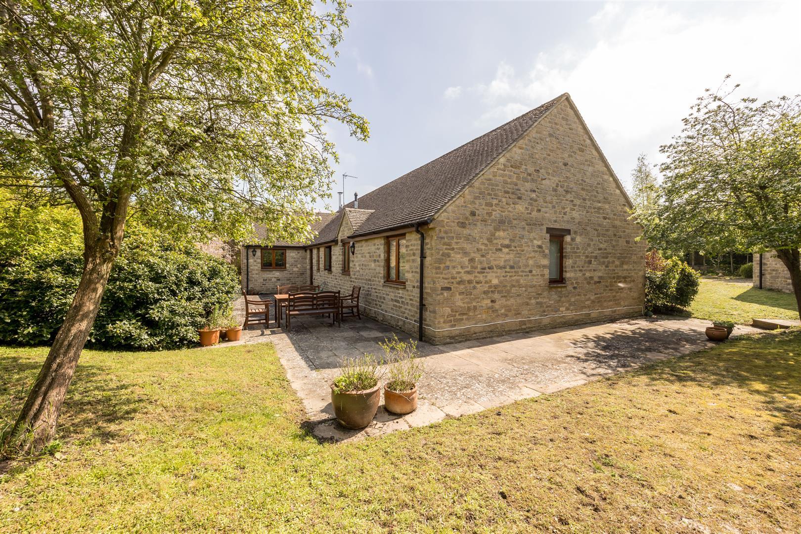 4 bedroom detached bungalow for sale in Main Street, Duns Tew, OX25 ...