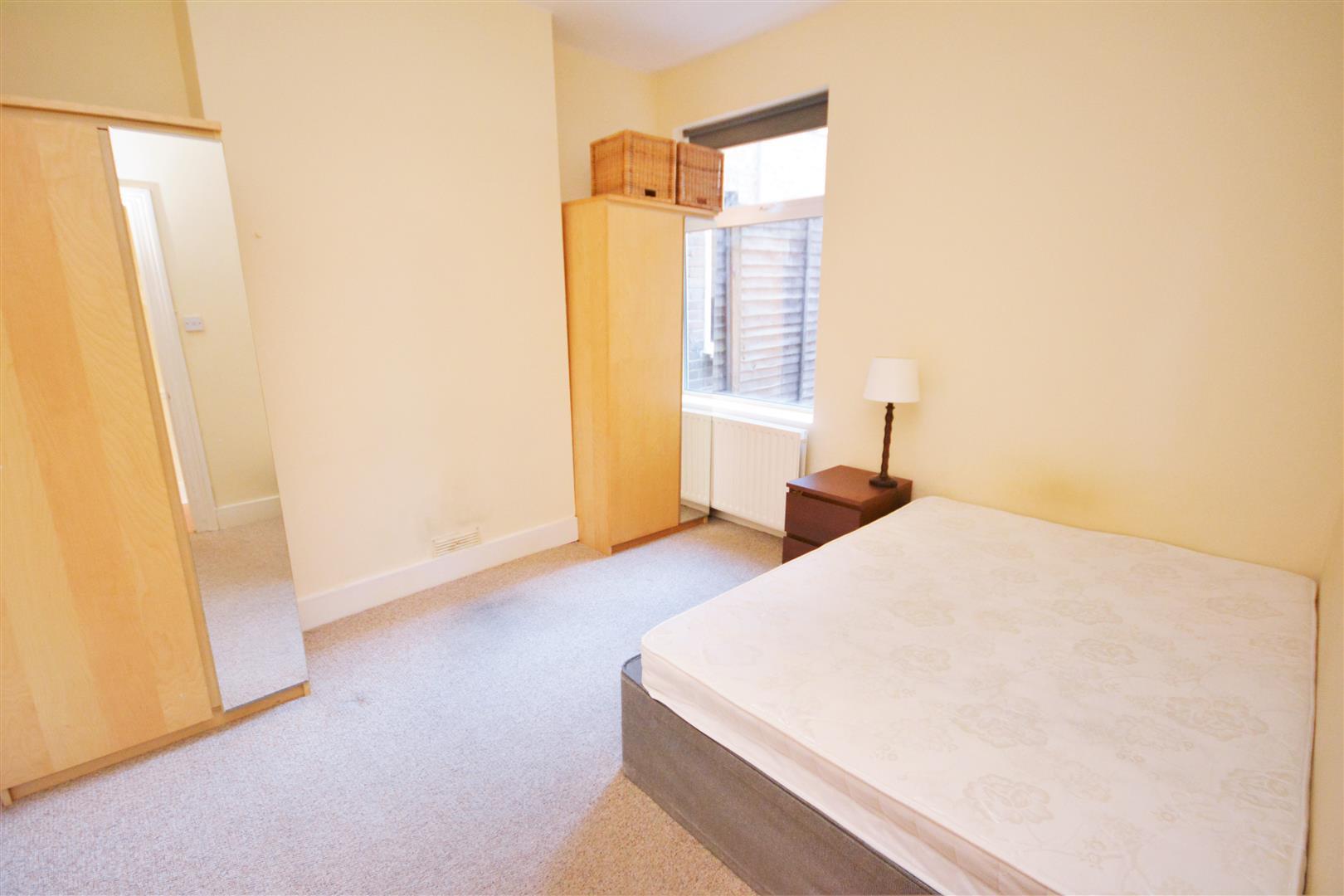 2 Bedroom Maisonette To Let In Byegrove Road Colliers Wood Sw19