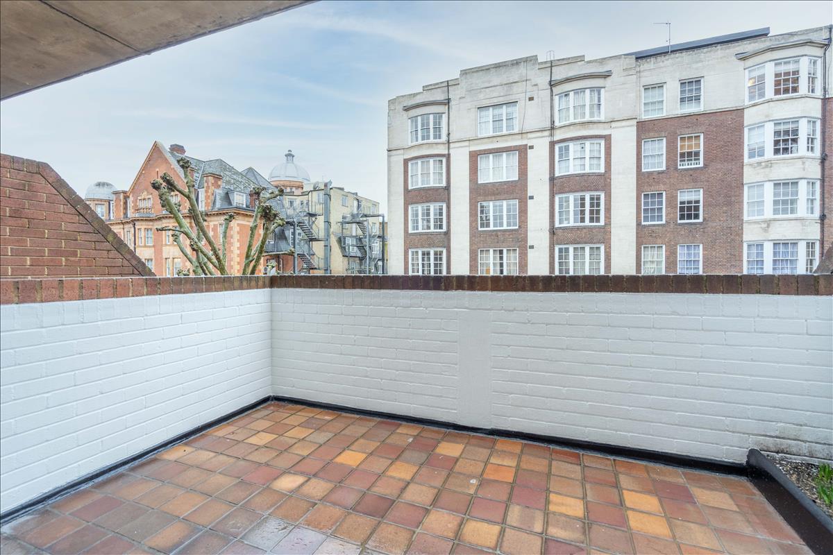 3 bedroom duplex to let in Consort House, Bayswater, W2 | Garrison Estates