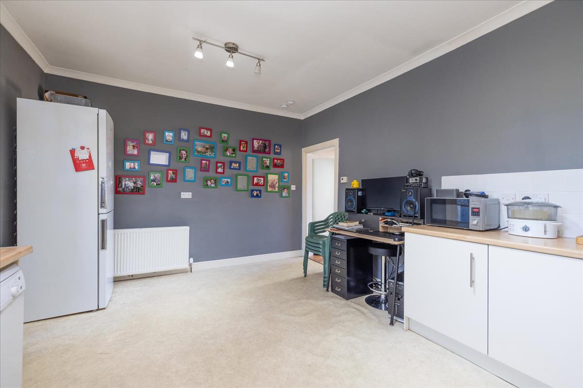 2 Bedroom Flat For Sale In 70 High Street Loanhead Eh20 Avenue Road