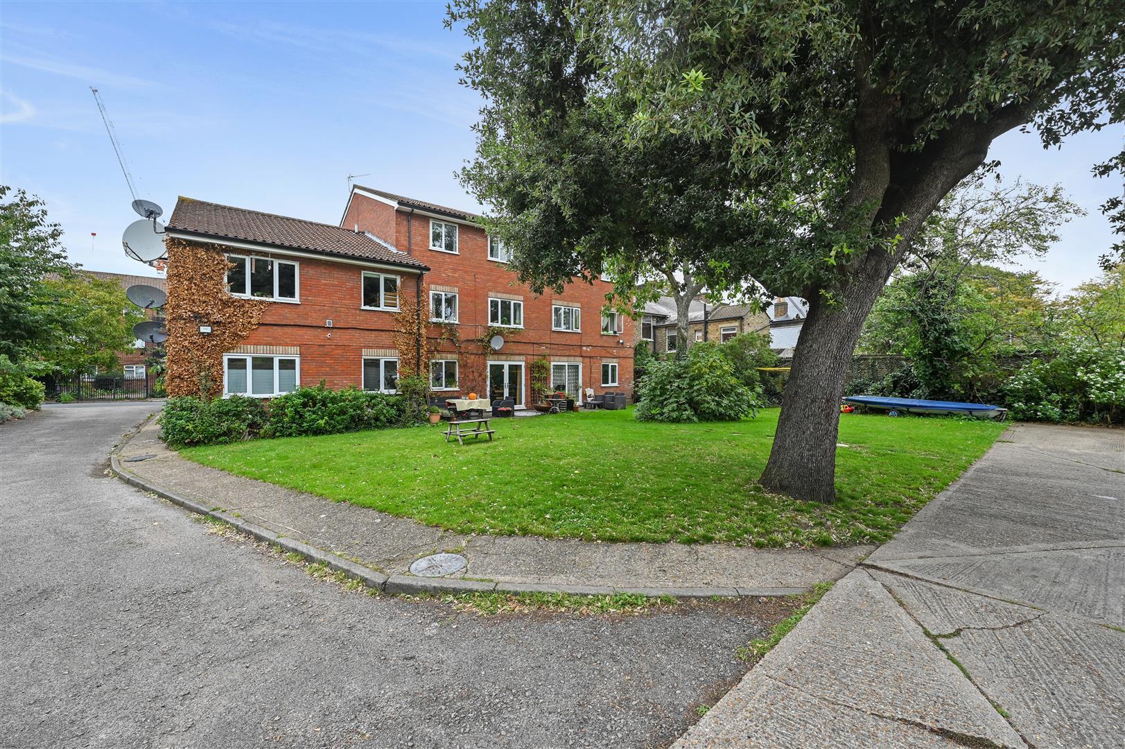 2 bedroom flat for sale in 117 Avenue Road, Acton, London, W3 | Aston Rowe