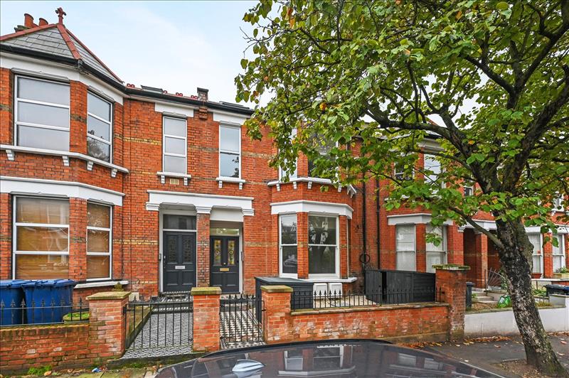 3 bedroom flat for sale in Grafton Road, London, W3 | Aston Rowe
