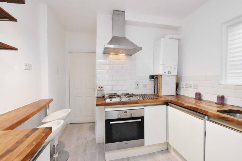 2 bedroom flat to let in Scholars Road, London, SW12 | Patrick Henry