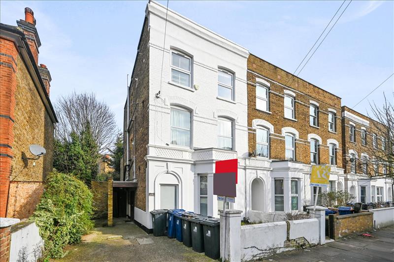 2 bedroom flat for sale in Essex Road, London, W3 | Aston Rowe